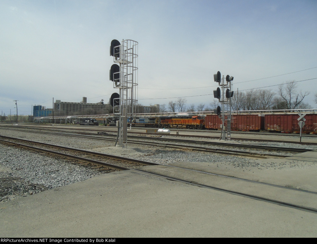 CSX 7872 BNSF 8378 into Yard passing OS 6172 & NS 3221